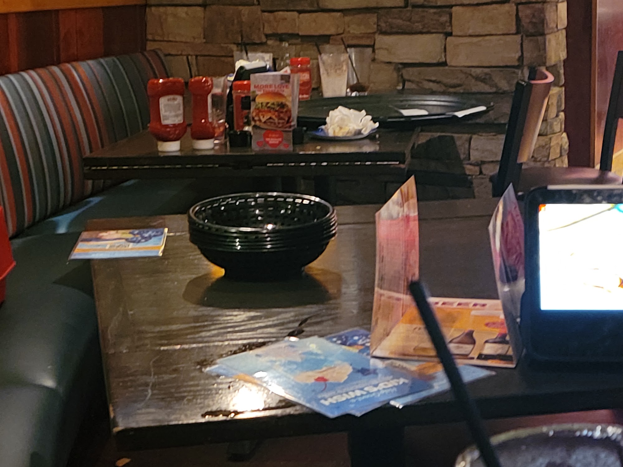 RED ROBIN CORPORATE HEADQUARTERS - 10000 E Geddes Ave Suite 500 ...